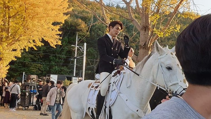 Lee Min Ho Shows Affection for His Horse Maximus on 'The King: Eternal ...