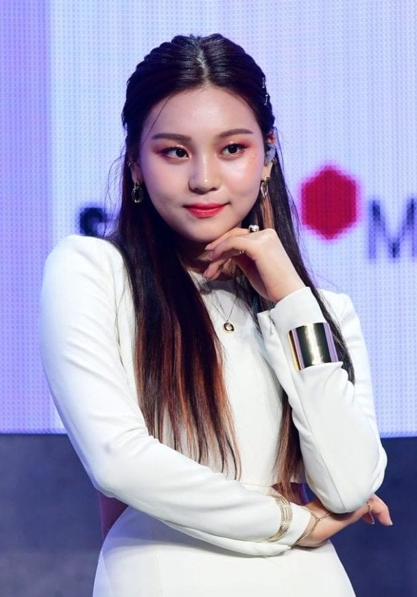 GFRIEND’s Umji to Temporarily Halt Her Schedule Due to Leg Injury ...