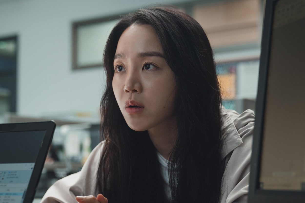 Shin Hye Sun Goes From an Ordinary Employee to a Crime Target in ‘Target’