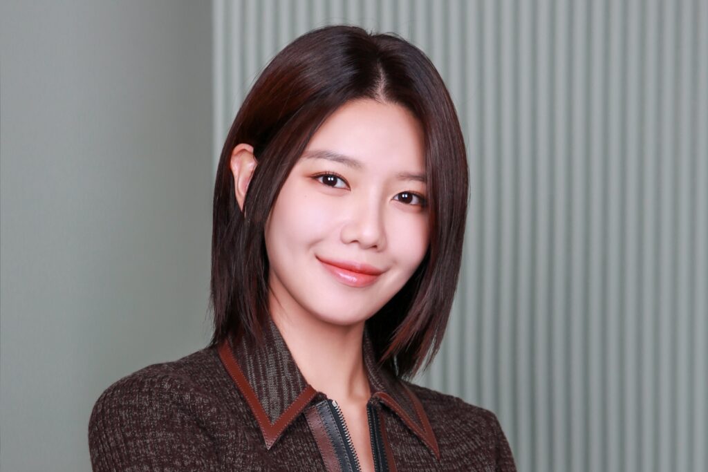 Choi Sooyoung Reveals Her Father's Rare Eye Disease and His Dedication to Blind People - ZAPZEE ...