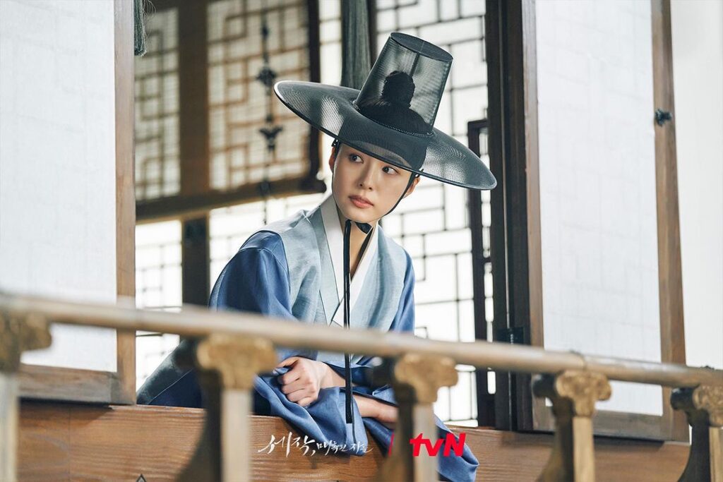 Shin Se Kyung Dresses Up as a Guy in Her New Drama 'Captivating the ...