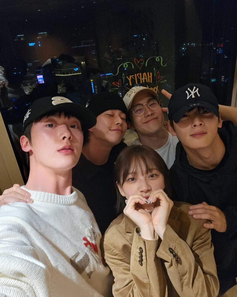 ASTRO Members and Moonbin's Sister Moon Sua Celebrate Parents' Day ...