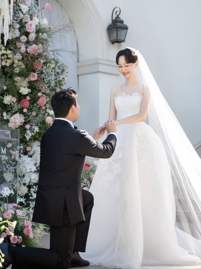 Lee Yoo Young Weds One Year After Daughter's Birth, Shares Joyful Photos